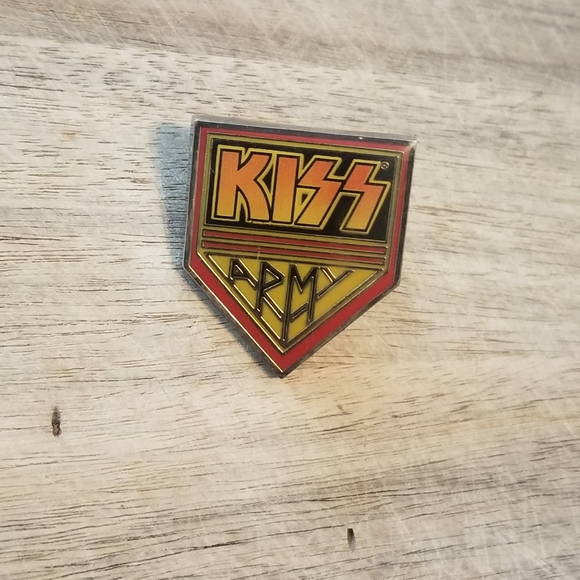 Kiss | Accessories | Kiss Pin | Poshmark